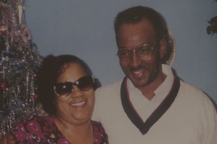 Muž pečuje o květinu, o níž tvrdí, že v ní žije manželčin duch