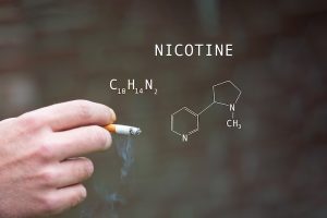 Káva a cigareta: Co ráno dělá kombinace nikotinu a kofeinu